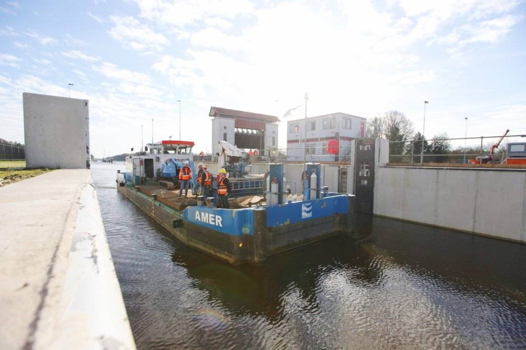Eerste werkschip door nieuwe sluis Eefde - LochemsNieuws